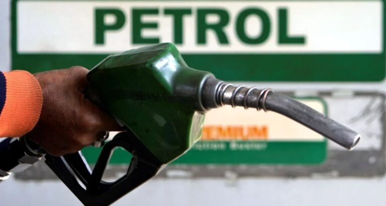 Crude Oil: கச்சா எண்ணெய் விலை குறைந்தாலும் பெட்ரோல் விலை ஏன் குறைவதில்லை?